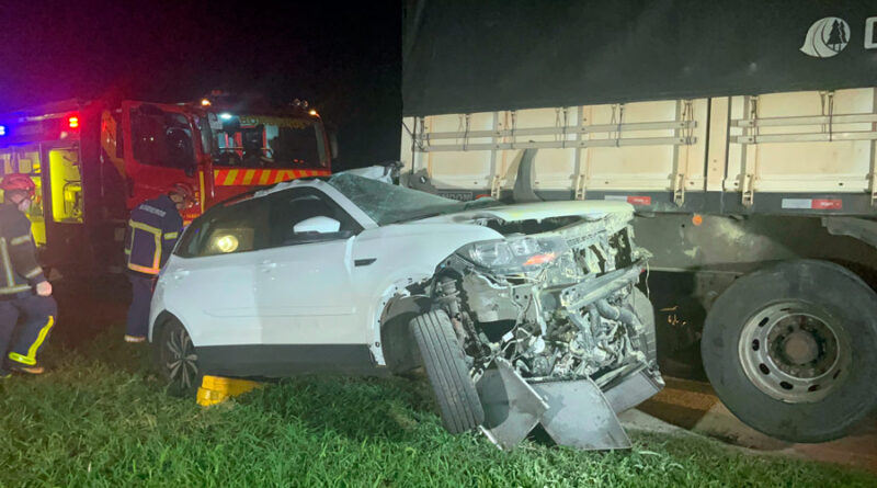 Motorista fica ferido em grave acidente entre carro e carreta em Campo Mourão - Tribuna do Interior