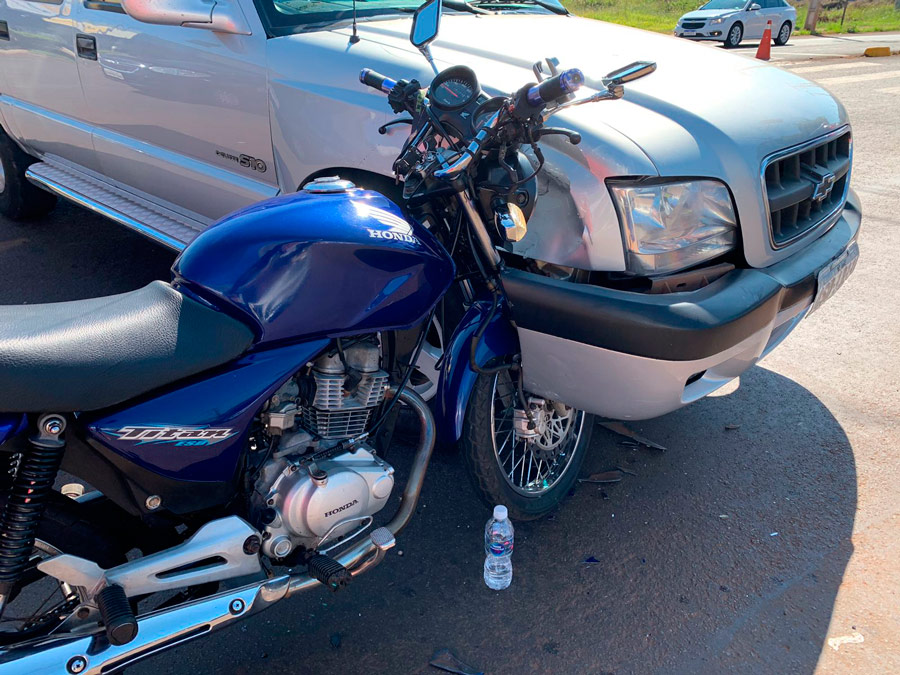 Moto fica enroscada em caminhonete em colisão e deixas duas mulheres ...