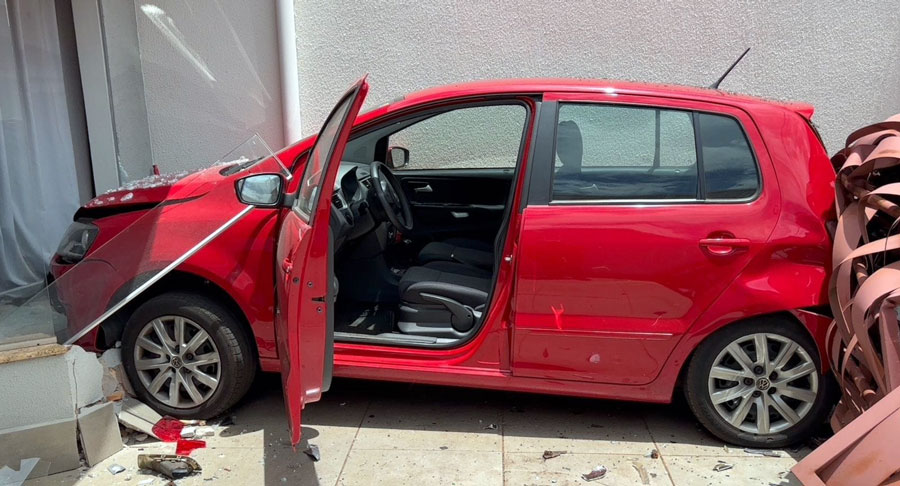 Caminhonete invade casa após acidente e fere morador que estava na garagem