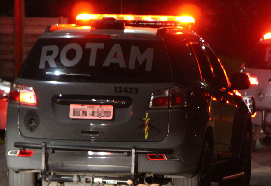 Rotam prende homem e duas mulheres após encontrar drogas e munição em carro