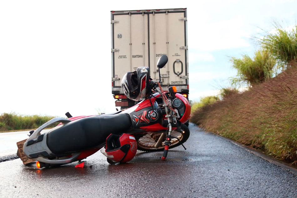 Acidente envolvendo carreta e moto deixa duas vítimas em Peabiru